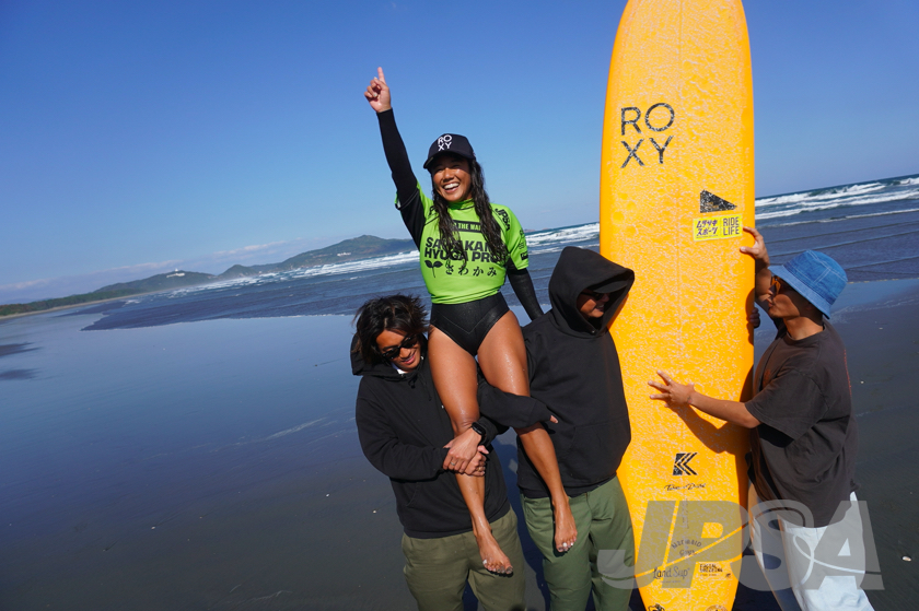 逆境を乗り越えて…田岡なつみが最終戦で圧勝 JPSAロングボードツアー「さわかみ日向プロ」 | FINEPLAY